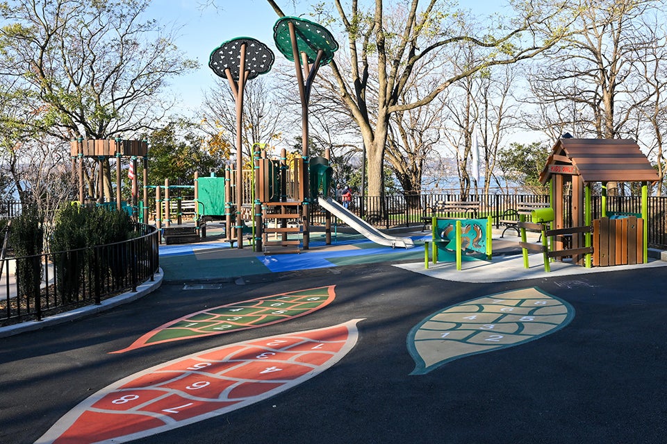 Jaw-Dropping NYC Playgrounds to Explore Now - Mommy Poppins